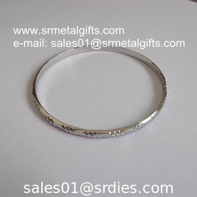 Custom steel pendant wire bracelet, wire bangle with charms supplier