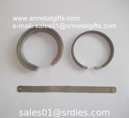 Custom steel pendant wire bracelet, wire bangle with charms supplier