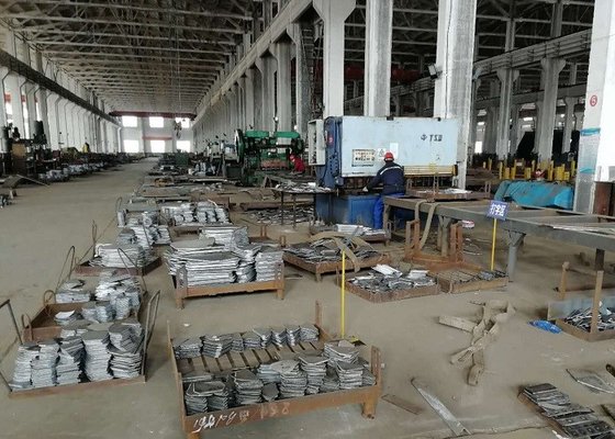 10KV - 1000KV Power Transmission Line Tower , Silver Lattice Steel Towers supplier