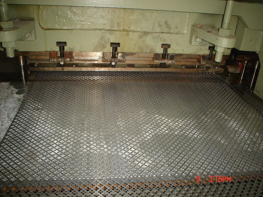 60 Degree Staggered Round Stainless Steel Perforated Plate 1.0mm-6.0mm Thickness supplier