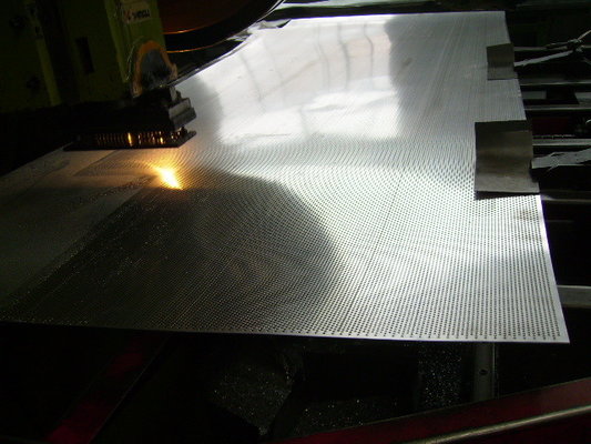 SS304 316 Iron / Stainless Steel Punched Sheet With 45 / 60 Degree Staggered supplier