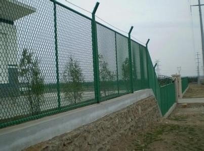 Durable Iron Wire PVC Coated Chain Link Fence For Football Field Fence supplier