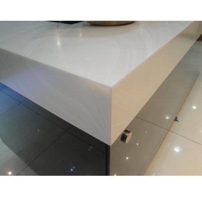 Weiße künstliche Quarz-Stein-Küchen-Countertops und Insel besonders angefertigt