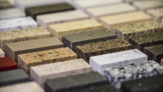 Piani di lavoro naturali dei controsoffitti del granito della cucina bianca un taglio di 45 gradi