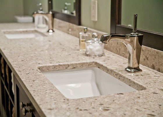 Tops beige de la vanidad del cuarto de baño con el top natural de la vanidad del fregadero doble de la piedra del cuarzo del fregadero