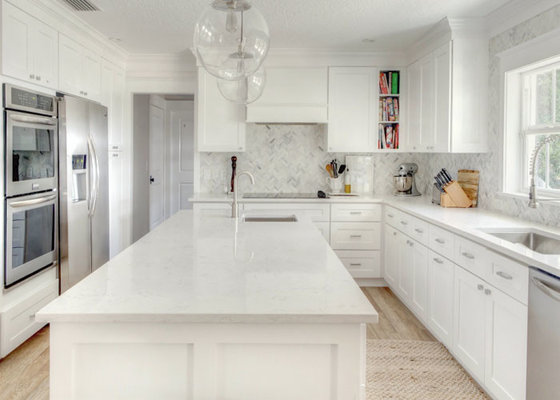Controsoffitti naturali del quarzo del modello bianco puro con Backsplash