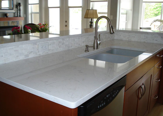 Controsoffitti naturali del quarzo del modello bianco puro con Backsplash