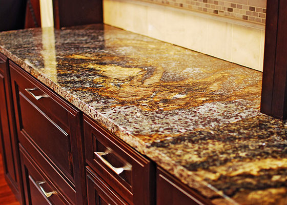 Erleichterte spätester Entwurf ausgeführter Granit Countertops Montary-Marken-Wasserfall Rand