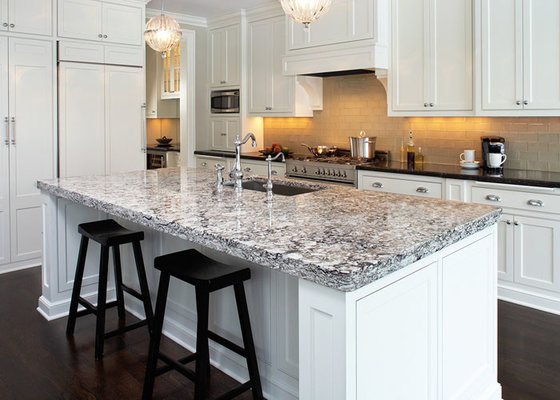 Erleichterte spätester Entwurf ausgeführter Granit Countertops Montary-Marken-Wasserfall Rand
