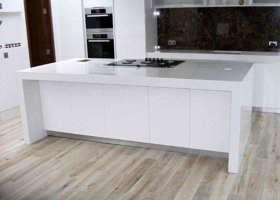 Il lato artificiale bianco dei controsoffitti della cucina della pietra del quarzo lucidato ha facilitato il bordo