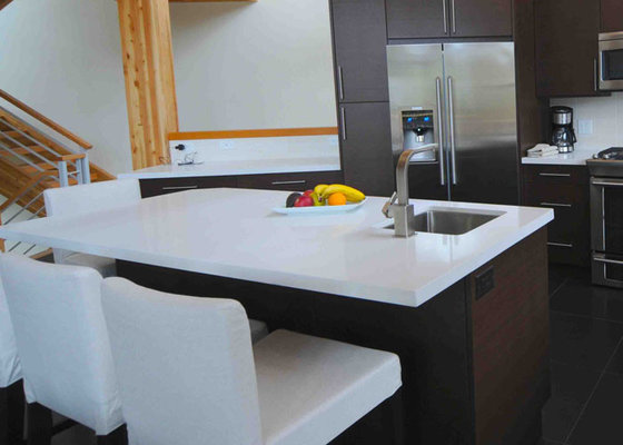 Efecto escandinavo Worktops del granito para la superficie afilada con piedra cocinas acabada