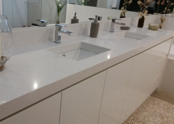 Los tops de piedra artificiales blancos de la vanidad del baño con el fregadero facilitaron los bordes