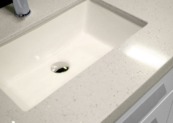 Los tops de piedra artificiales blancos de la vanidad del baño con el fregadero facilitaron los bordes