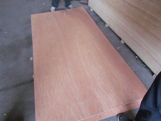 Factory direct selling E1 glue bintangor face poplar core commercial plywood.