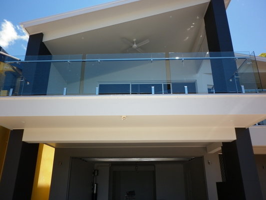China Balcony Transparent Tempered Railing Glass 12mm Thickness No holes supplier