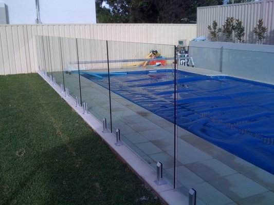 R2 Corner Pool Fencing Glass Panel Thermal Stability Withstand 250℃ supplier