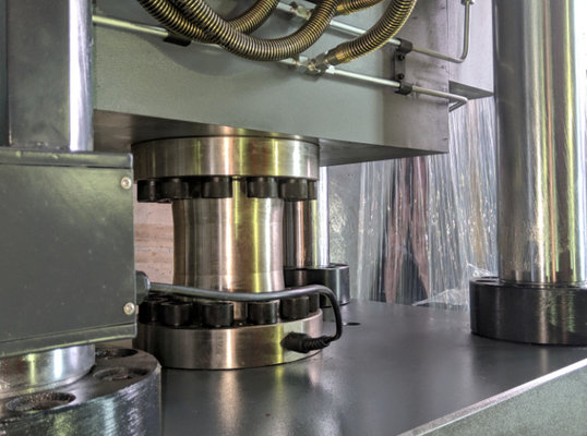 Single Test Space Servo Hydraulic Universal Testing Machine 15-55mm Round Specimen