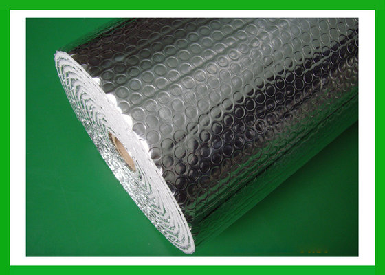 El doble echó a un lado la burbuja blanca del material de aislamiento térmico con el papel de aluminio
