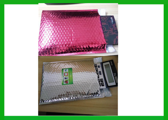 La burbuja laminó la película material del papel de aluminio de los sobres de la burbuja del papel de aluminio