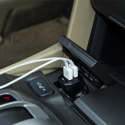 Bluetooth のヘッドホーンの黒電気旅行アダプター、5V 2 港 USB 車の充電器