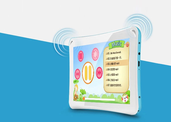 タブレットを学んでいる 7 インチの人間の特徴をもつ子供
