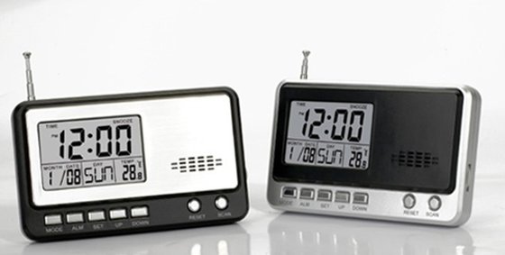 O rádio eletrônico colorido de FM com o calendário, seguindo e travando FM transmite por rádio automaticamente