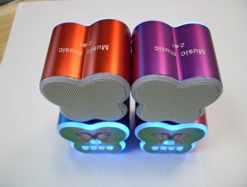 蝶形およびラジオが付いている LED デジタル スクリーン カード再充電可能な小型スピーカー