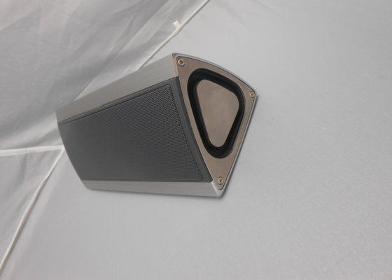 充電電池、低音が付いている銀製の ブルートゥース のスピーカーが付いている ブルートゥース の屋外のスピーカー
