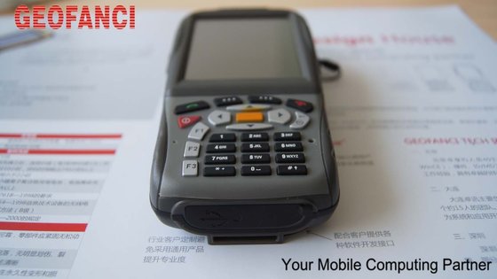 バーコードの走査器 3.2inch のタッチ画面の険しいタブレット PCS が付いている 3G 険しい RFID の読者 PDA