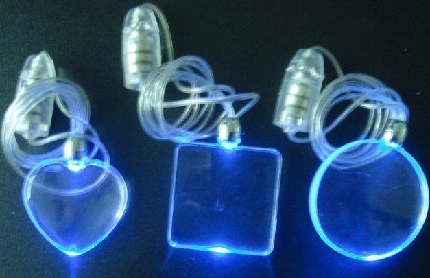 El llavero accesorio del teléfono móvil del llavero del LED varía servicio de la pedido del OEM de la fuente del color del diseño