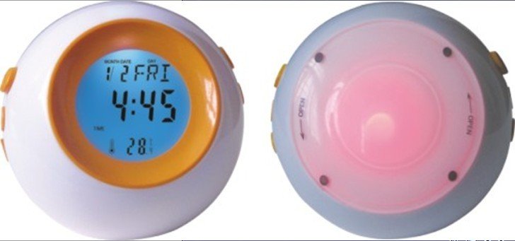 点滅する 7 色 LED ライト時間の表示が付いているデジタル電子デスクトップのカレンダー