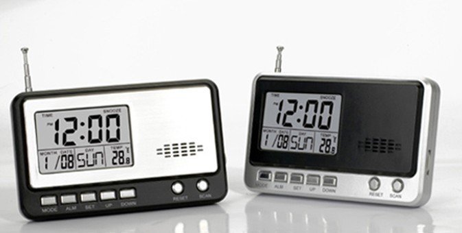 O rádio eletrônico colorido de FM com o calendário, seguindo e travando FM transmite por rádio automaticamente