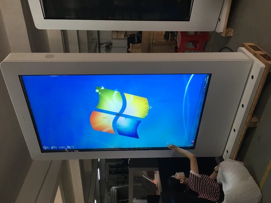 La prenda impermeable al aire libre IP65 de Dedi exhibición al aire libre del LCD de 98 de la pulgada liendres de la cartelera 3000 con AR moderó el vidrio