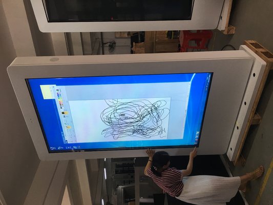 La prenda impermeable al aire libre IP65 de Dedi exhibición al aire libre del LCD de 98 de la pulgada liendres de la cartelera 3000 con AR moderó el vidrio