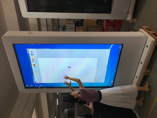 La prenda impermeable al aire libre IP65 de Dedi exhibición al aire libre del LCD de 98 de la pulgada liendres de la cartelera 3000 con AR moderó el vidrio