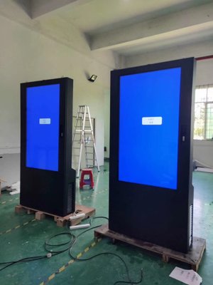 Floor Standing Outdoor LCD Digital Signage 4K High Brightness LCD Panel