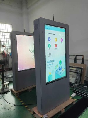 3000 Nits Outdoor Digital Totem , LCD Advertising Player High Brightness 65 Inch Wifi 3g