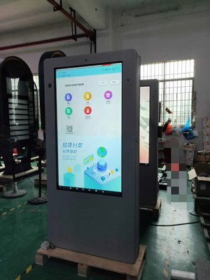 3000 Nits Outdoor Digital Totem , LCD Advertising Player High Brightness 65 Inch Wifi 3g