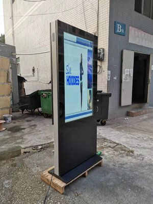 Señalización al aire libre ultra fina 55" del LCD Digital garantía de un año del material de la chapa