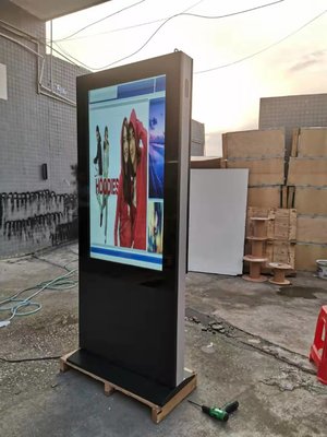 Señalización al aire libre ultra fina 55" del LCD Digital garantía de un año del material de la chapa