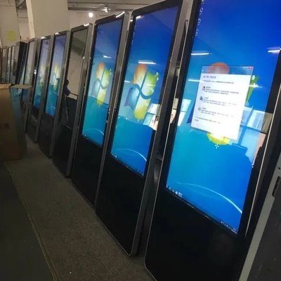 Suele el ′ al aire libre 65" del ′ del ′ 55 del ′ del ′ 49 del ′ de la señalización 43 del LCD Digital del soporte la CA 100~240V del alto brillo