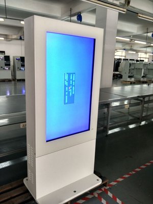 Piso del LCD de 55 pulgadas que coloca la pantalla táctil de la parada de autobús de la señalización de Digitaces con teledirigido