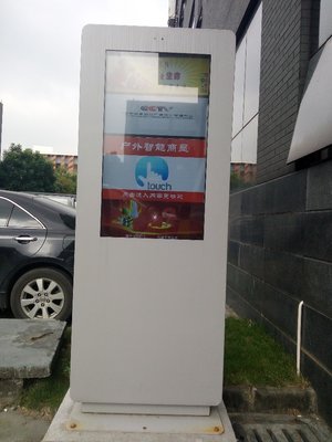 Piso del LCD de 55 pulgadas que coloca la pantalla táctil de la parada de autobús de la señalización de Digitaces con teledirigido