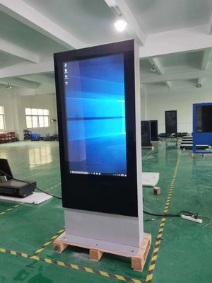 Exhibición impermeable 65" del LCD del alto brillo IP65 tótem al aire libre del LCD teledirigido