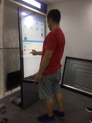 Equipo electrónico del anuncio del Lcd de la exhibición interior del espejo liendres de 55 pulgadas 450