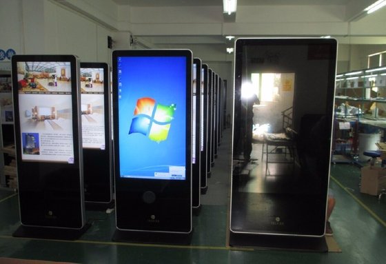 Piso independiente de la señalización de 55 Digitaces de la pulgada que coloca a jugadores duales de la pantalla ligeramente