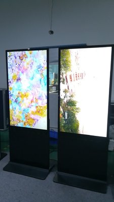 Piso independiente de la señalización de 55 Digitaces de la pulgada que coloca a jugadores duales de la pantalla ligeramente
