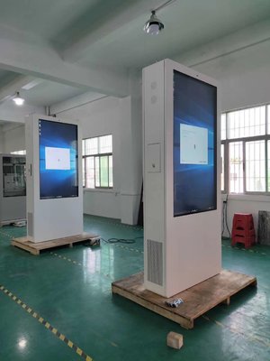 Prenda impermeable anti del hurto de la señalización al aire libre del LCD Digital de la pantalla táctil CA 110-230V de 75 pulgadas