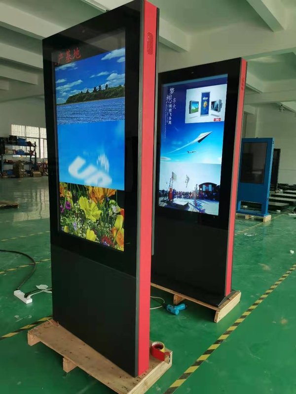 Exhibición impermeable 65" del LCD del alto brillo IP65 tótem al aire libre del LCD teledirigido