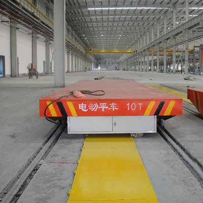 Flat transport carriage powered by busbar with steel frame on railways